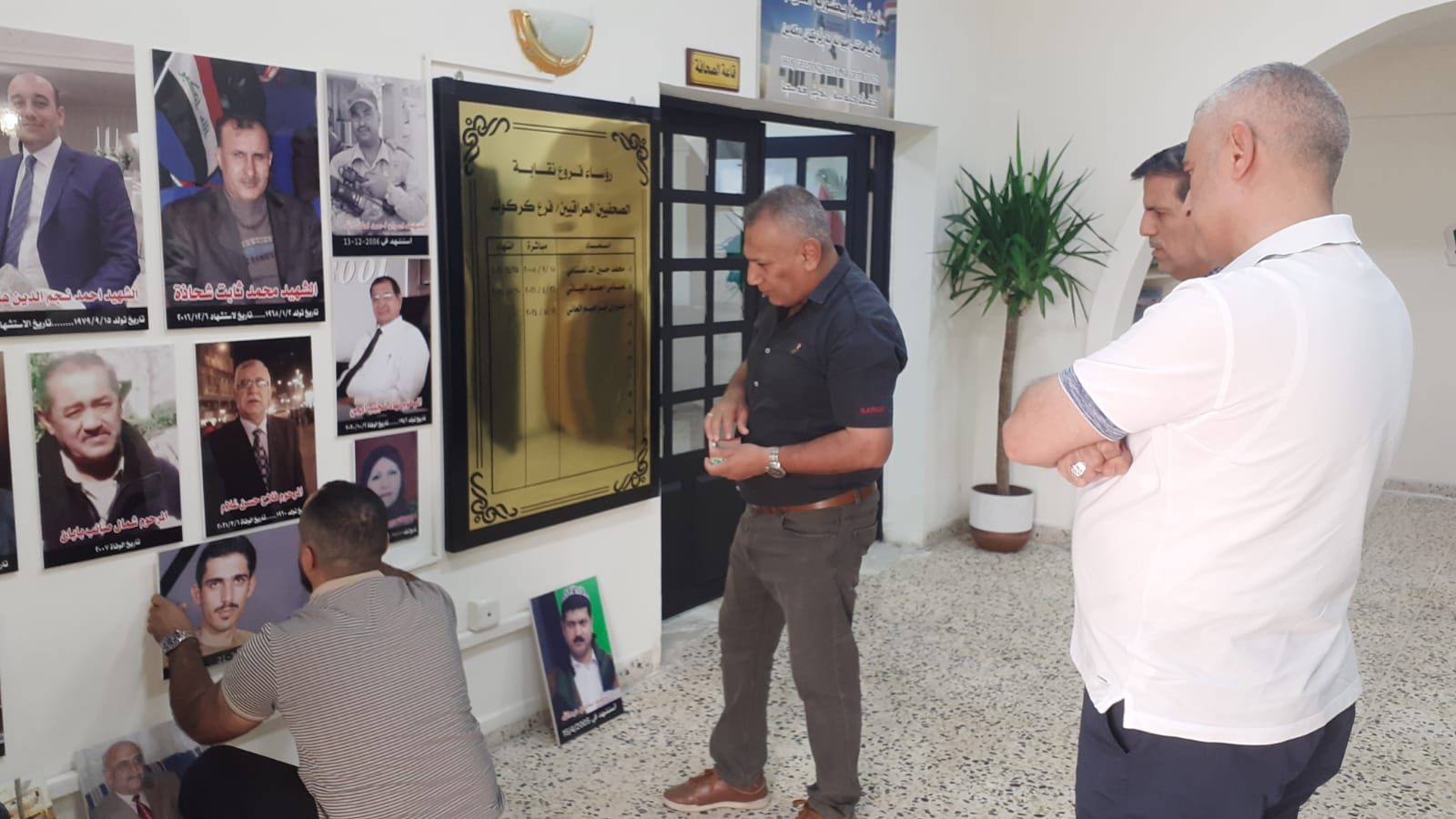 فرع كركوك لنقابة الصحفيين العراقيين يزين جدرانه بصور الشهداء والراحلين ...